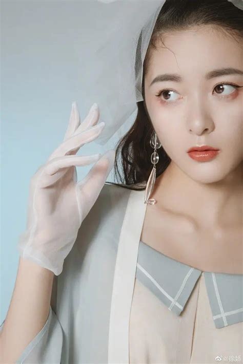 00后小美女徐娇又纯又媚时尚美艳杂志写真