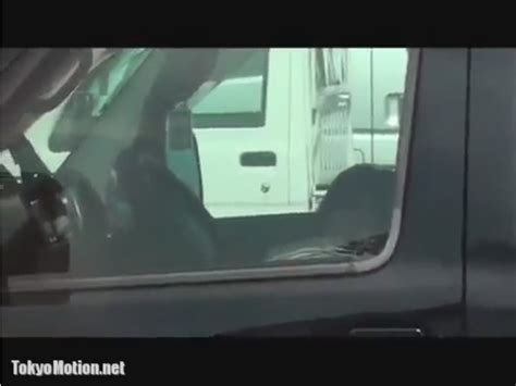 【カーセックス】日中の駐車場の車内で堂々とフェラチオしているカップルを盗撮した動画