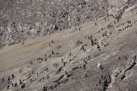 Tim Evakuasi Pendaki Merapi Siapkan Instalasi Vertical Rescue
