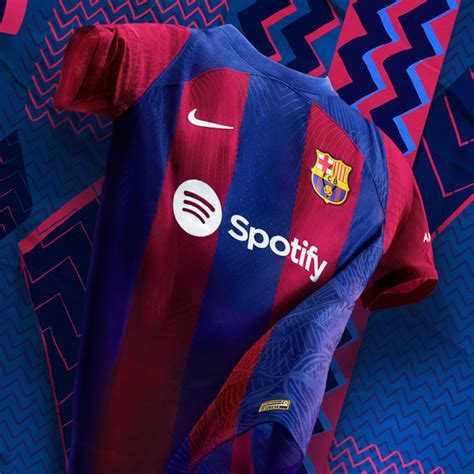 Barcelona Presenta Su Nueva Camiseta Para La Próxima Temporada