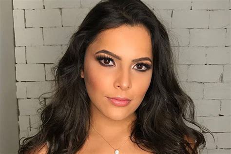 Ex Bbb Emilly Araújo Posta Look De Festa à Fantasia Confira Área Vip