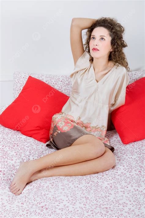 امرأة شابة جميلة الحسية في السرير صورة الخلفية والصورة للتنزيل المجاني
