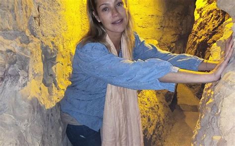 À Vontade Luana Piovani Faz Topless Em Ibiza Diversão O Dia
