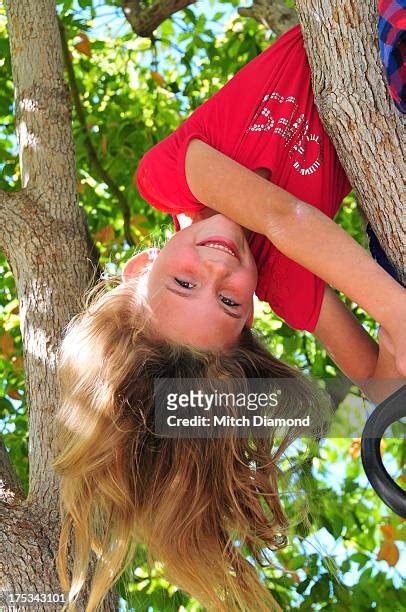 One Girl Only Barefoot Tree Fotografias E Filmes Do Acervo Getty Images