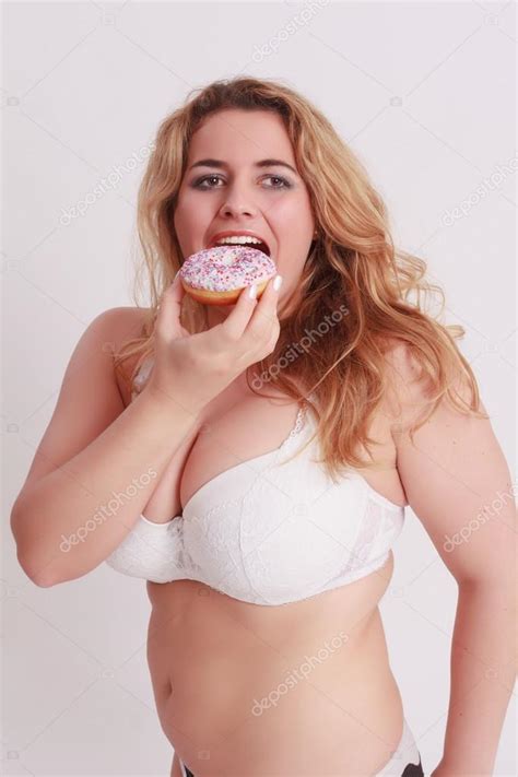 Kvinna Med Stora Tuttar äter En Färgglad Muffin — Stockfotografi