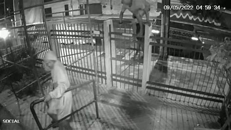 Vídeo Porteiro é Atacado Por Assaltantes Durante Invasão A Prédio Em