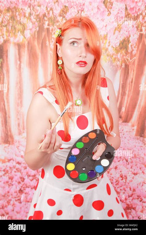 Lindo Tipo Encantadora Mujer Adulta Joven Posando Como Pintor En Retro