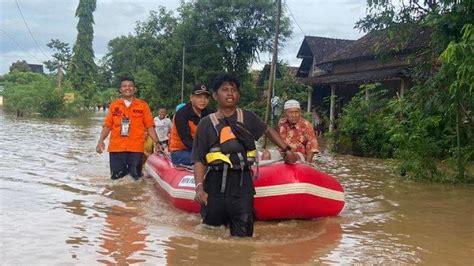 Lansia Yang Terkurung Banjir Di Ponorogo Dievakuasi Menggunakan Perahu