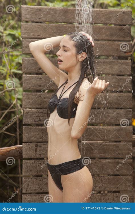 Jugendlich Mädchen Beim Bikini Duschen Stockfotografie Bild 17141672