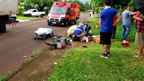 Motociclista Sofre Fraturas Expostas Nas Pernas Após Colisão Frontal
