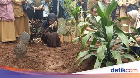 Isak Tangis Iringi Pemakaman Pendaki Unsoed Yang Tewas Di Gunung Slamet