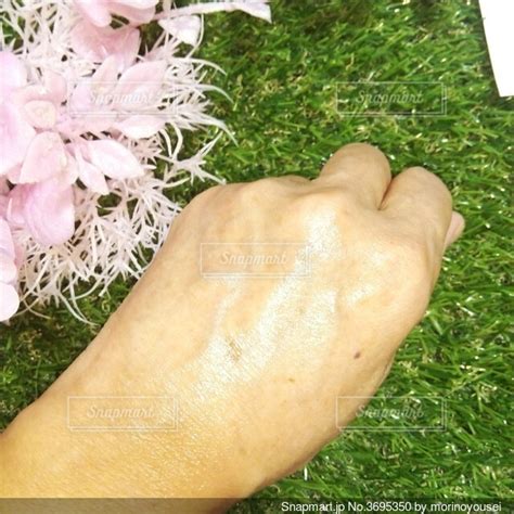 美容クリームを塗った六十歳の日本女性の手の甲の写真・画像素材[3695350] Snapmart（スナップマート）