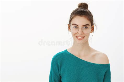 Jeune Belle Fille Nue Avec La Peau Propre Parfaite Souriant Regardant L