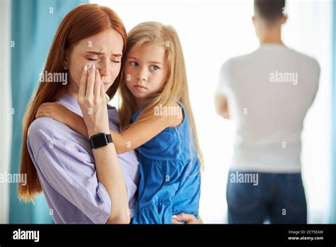 Redhead Femme Caucasienne Avec Enfant Fille Leave Man Il Sest