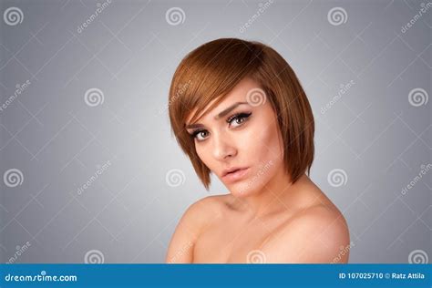 Fermez Vous Vers Le Haut Du Portrait De La Belle Jeune Fille Nue Photo