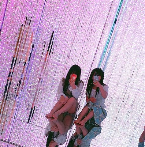 インスタ映えに必死で鏡パンチラしてるチームラボエロ画像画像17枚 エロ画像ぱんちらちゃんねる