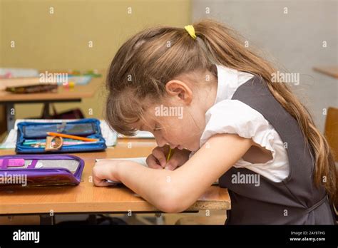 Shy Schoolgirl Fotos Und Bildmaterial In Hoher Auflösung Alamy
