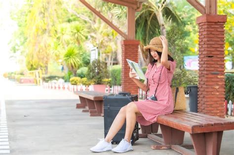 Premium Photo Asian Women Tourists At The Train Station