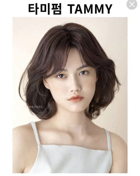 Caritas에 있는 Alice Zhabel님의 핀 단발머리 헤어스타일 중간길이 헤어스타일 곱슬머리 헤어컷