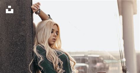 검은 금속 난간에 앉아 녹색 긴 소매 셔츠를 입은 여자 사진 Unsplash의 무료 모스크바 이미지