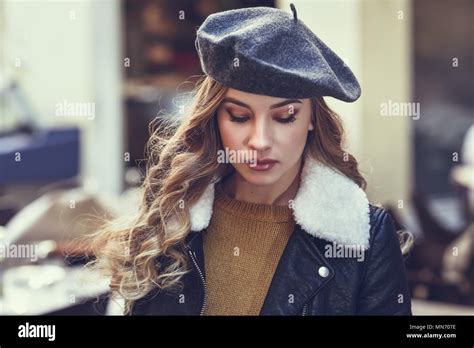 Jeune Belle Fille En Mini Jupe Banque De Photographies Et Dimages à