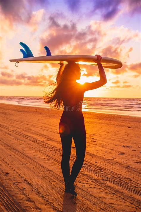 20 691 Photos De Femme Avec La Planche De Surf Photos De Stock