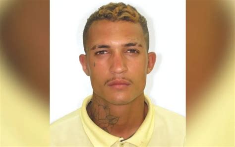 Go Jovem é Morto A Tiros Enquanto Caminhava Pela Rua Com A Família