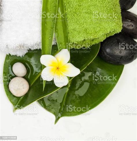 흰색 테이블에 스파 건강 한 치료 마사지에 대 한 열 대 설정 0명에 대한 스톡 사진 및 기타 이미지 0명 가꿔주기 개념