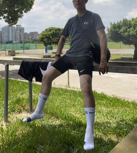 Eric Chen On Twitter 我發現只要把我剛運動完的nike內搭褲 往推友的臉部套上去之後 感覺對方聞到我屌的汗水部位後