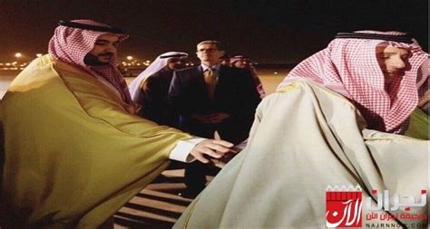 لفتة عفوية جميلة شاهد صورة للأمير خالد بن سلمان يقوم برفع البشت