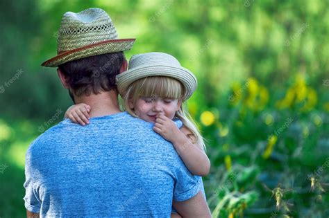 Premium Photo Father Holds His Daughter On The Hands Trip To The