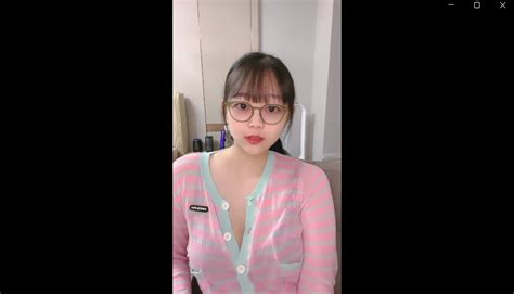 无敌大肥臀美少女清纯眼镜妹桃子！翘起屁股抖臀，掰开小骚穴特写，水声哗哗好痒【1v968m】 宅领域