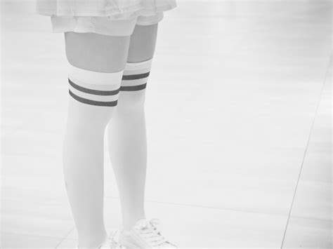 무료 이미지 흐림 검정색과 흰색 소녀 화이트 다리 의류 닫다 팔 인간의 몸 바지 Bw 드레스 운동화