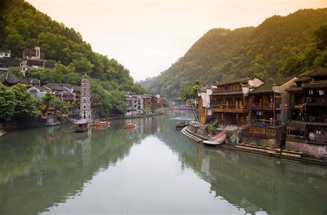 无人 家 横图 室外 白天 正面 旅游 度假 河流 名胜古迹 日落 山 山脉 水 植物 标志建筑 地标 建筑 中国 亚洲 遗迹 凤凰 房屋