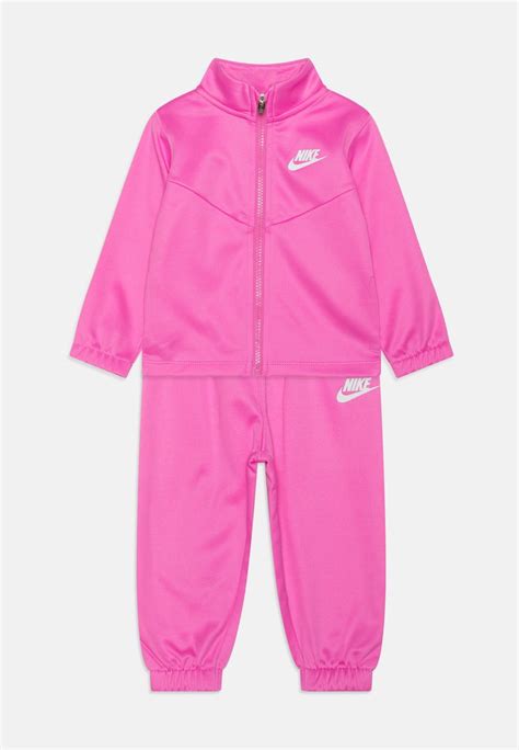 Nike Sportswear Lifestyle Essentials Trainingsanzug Playful Pink