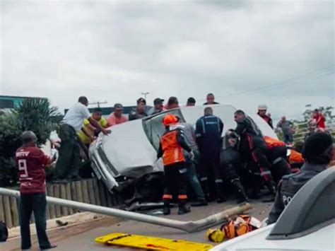 Idoso Passa Mal Perde Controle De Carro E Causa Acidente Na Ponte