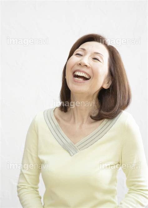 【笑顔のシニア女性】の画像素材 00041191 写真素材ならイメージナビ