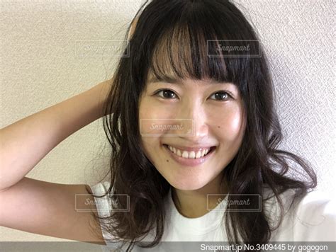 カメラに向かって微笑む女性の写真・画像素材[3409445] Snapmart（スナップマート）