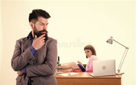 Conceito Coletivo De Escritório Chefe Do Gerente Na Frente Da Garota