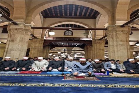 آلاف المصلين من مختلِف جنسيات العالم يؤدون صلاة العشاء والتراويح