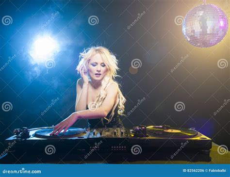 Fille Blonde Du Dj Dans Le Club Photo Stock Image Du Lingerie Bikini