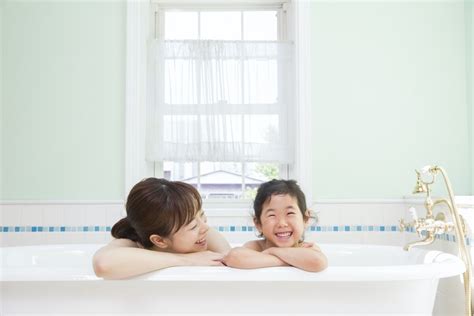 生理中のお風呂をどうしてる？子どもと入る方法やおすすめアイテムを紹介 [ママリ]
