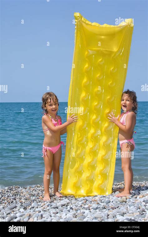 Zwei Kleine Mädchen Am Strand Stehen Die Kontrolle über Eine