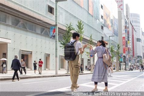 通りを歩いている男女の写真・画像素材[2442725] Snapmart（スナップマート）