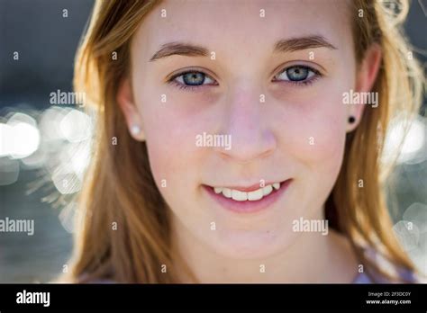 Modelo Rubia Con Ojos Azules Fotografías E Imágenes De Alta Resolución