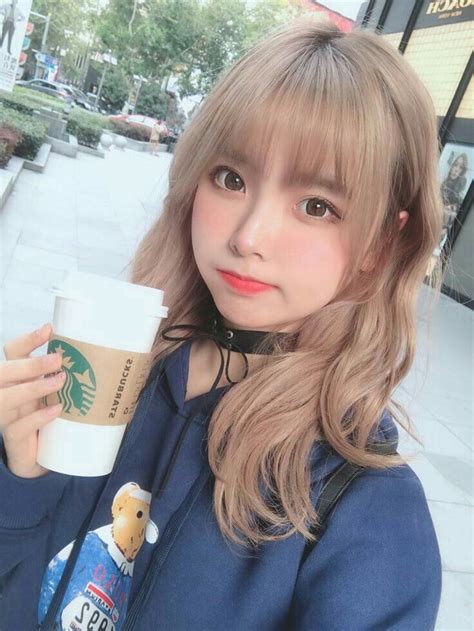 Uma Das Fofis Corenas 🙊🐷🐻 Cute Korean Girl Uzzlang Girl Cute Girl Face