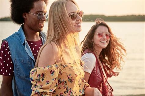 Premium Photo Portrait Of Smiling Young Woman Wearing Sunglasses Outdoors