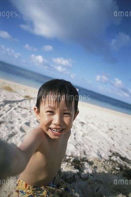 砂浜で笑う日本人の男の子の写真素材 [fyi01366629] ストックフォトのamanaimages Plus