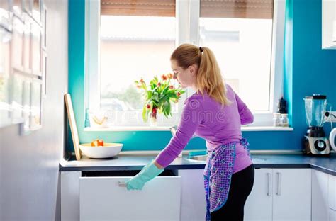 Jeune Femme Mettant Les Plats Sales Au Lave Vaisselle Photo Stock