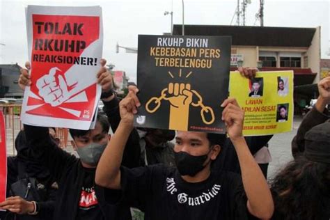 Indonesias Parliament Votes To Ban Sex Outside Of Marriage Mikey Live